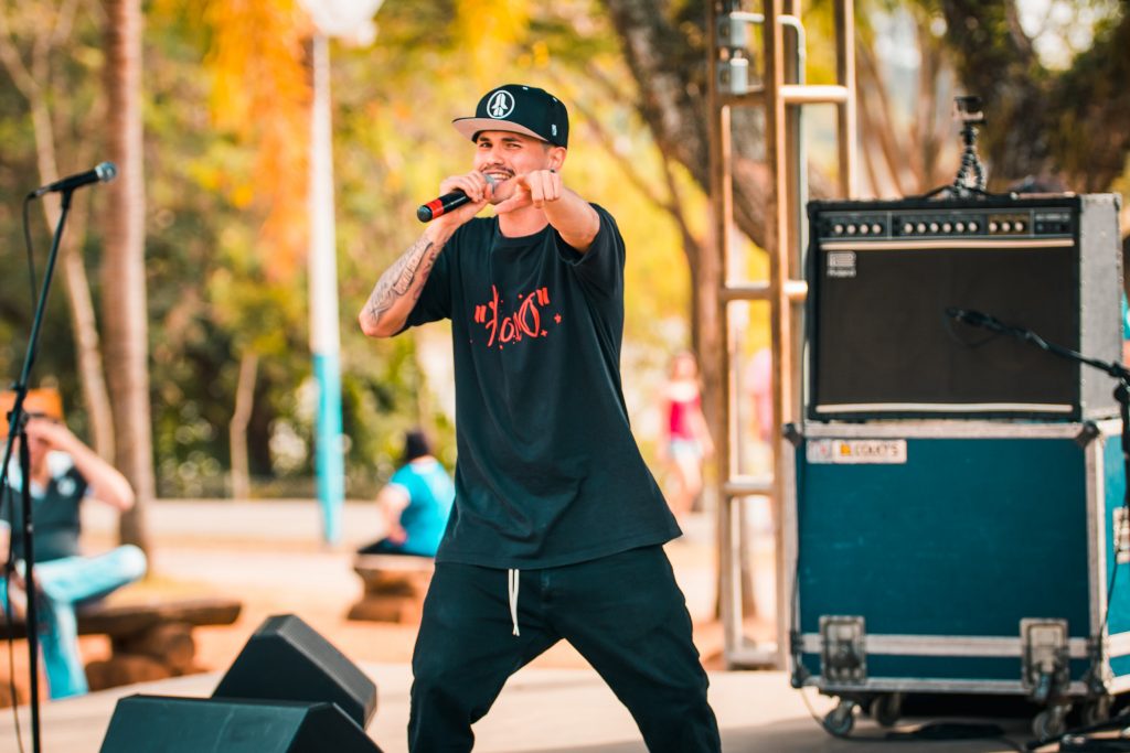 Rapper Floco lança primeira mixtape 'De malas prontas'